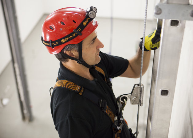 Skylotec SKA 8 Steigschutzsystem an fester Stahlseilführung | security@work